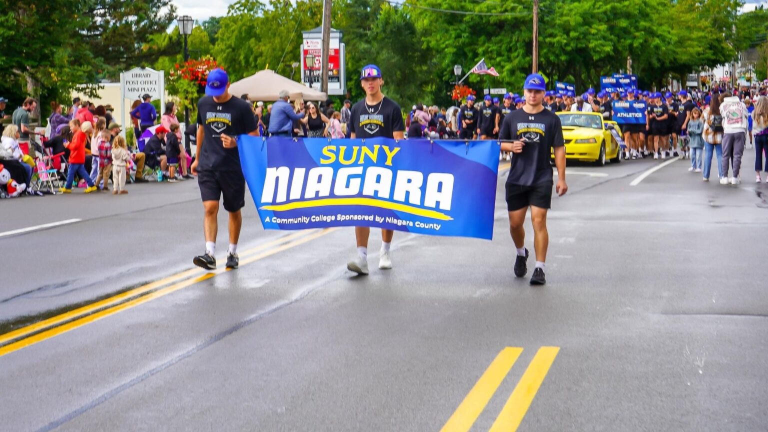 Peach Festival Parade Volunteers | SUNY Niagara Today